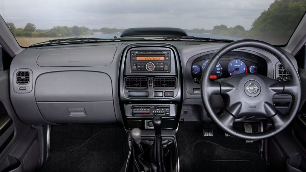 Nissan NP300 Hardbody – A R453,000 workplace on the move – TopAuto