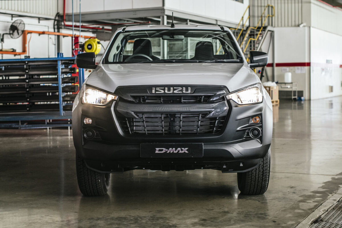 New Mahindra Pik Up Karoo vs Isuzu D-Max – Single-cab showdown – TopAuto