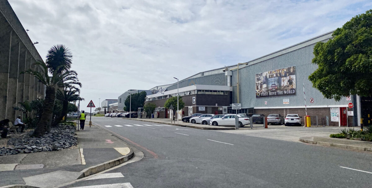 Inside the Mercedes-Benz factory in East London – Photos – TopAuto