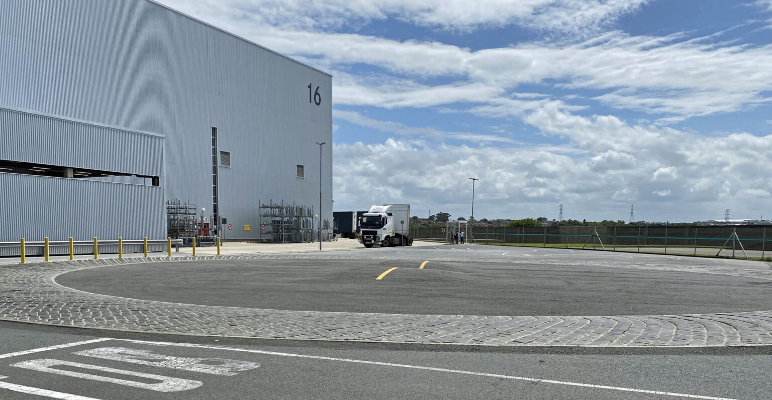 Inside the Mercedes-Benz factory in East London – Photos – TopAuto