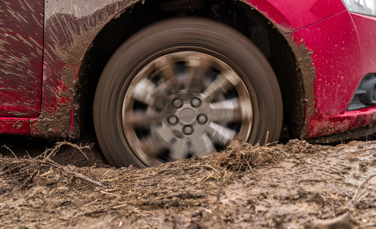 Wheel stuck in mud header – TopAuto