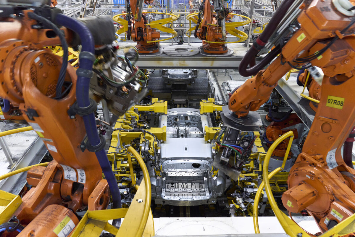 How BMW builds four cars on one line – TopAuto