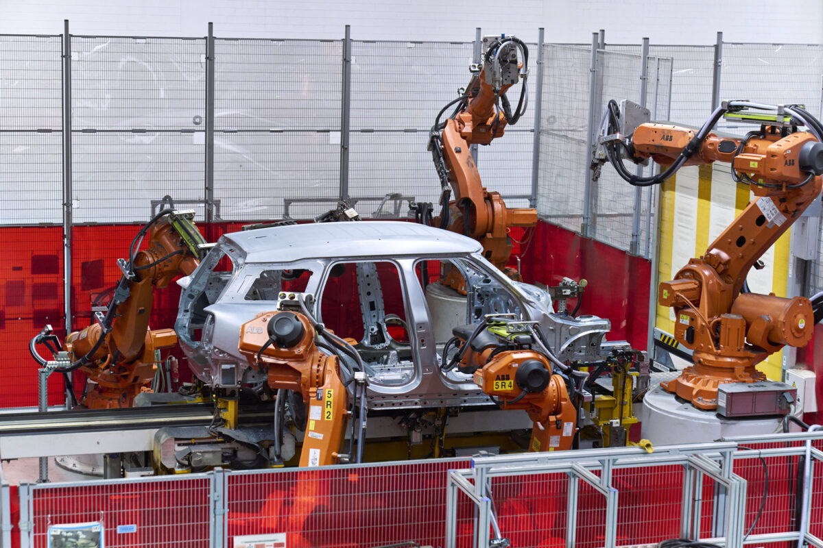 How BMW builds four cars on one line – TopAuto